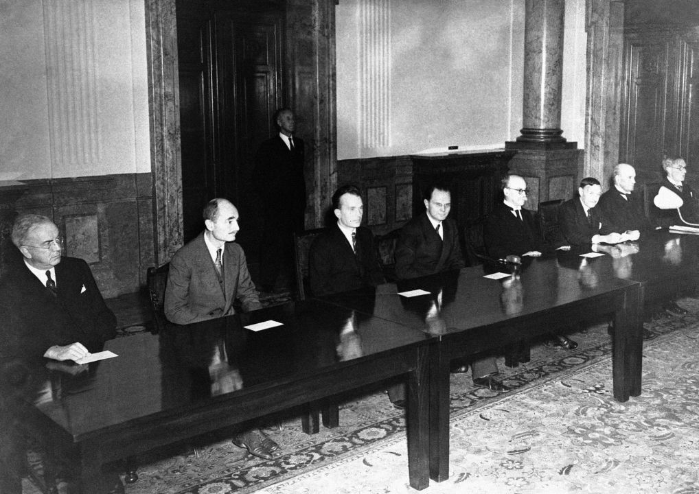 Six en toge et deux en uniforme militaire | Visages de la justice ...